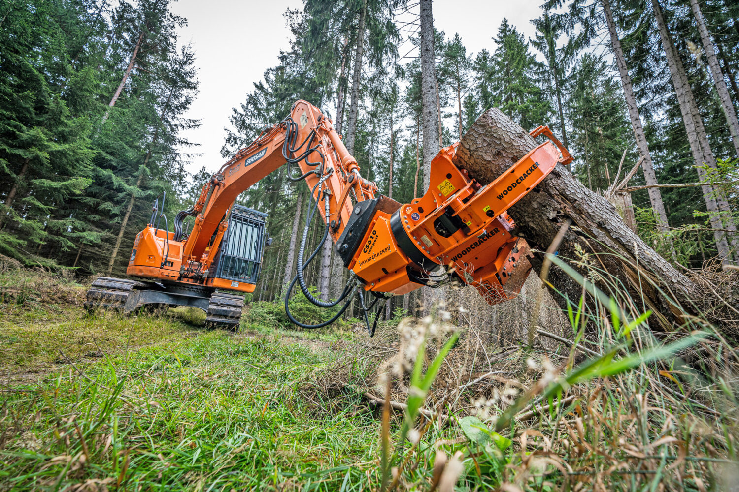 Working safely and versatilely with Woodcracker® CS610 compact ...