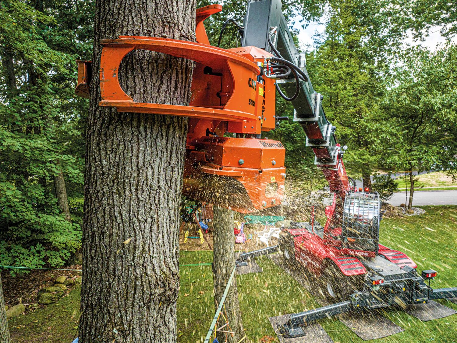 Fell trees in residential areas with the Woodcracker® CS750 Smart ...