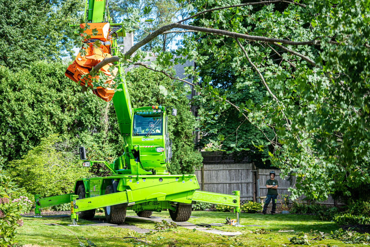 Safe tree removal with the Woodcracker® CS750 smart grapple saw ...