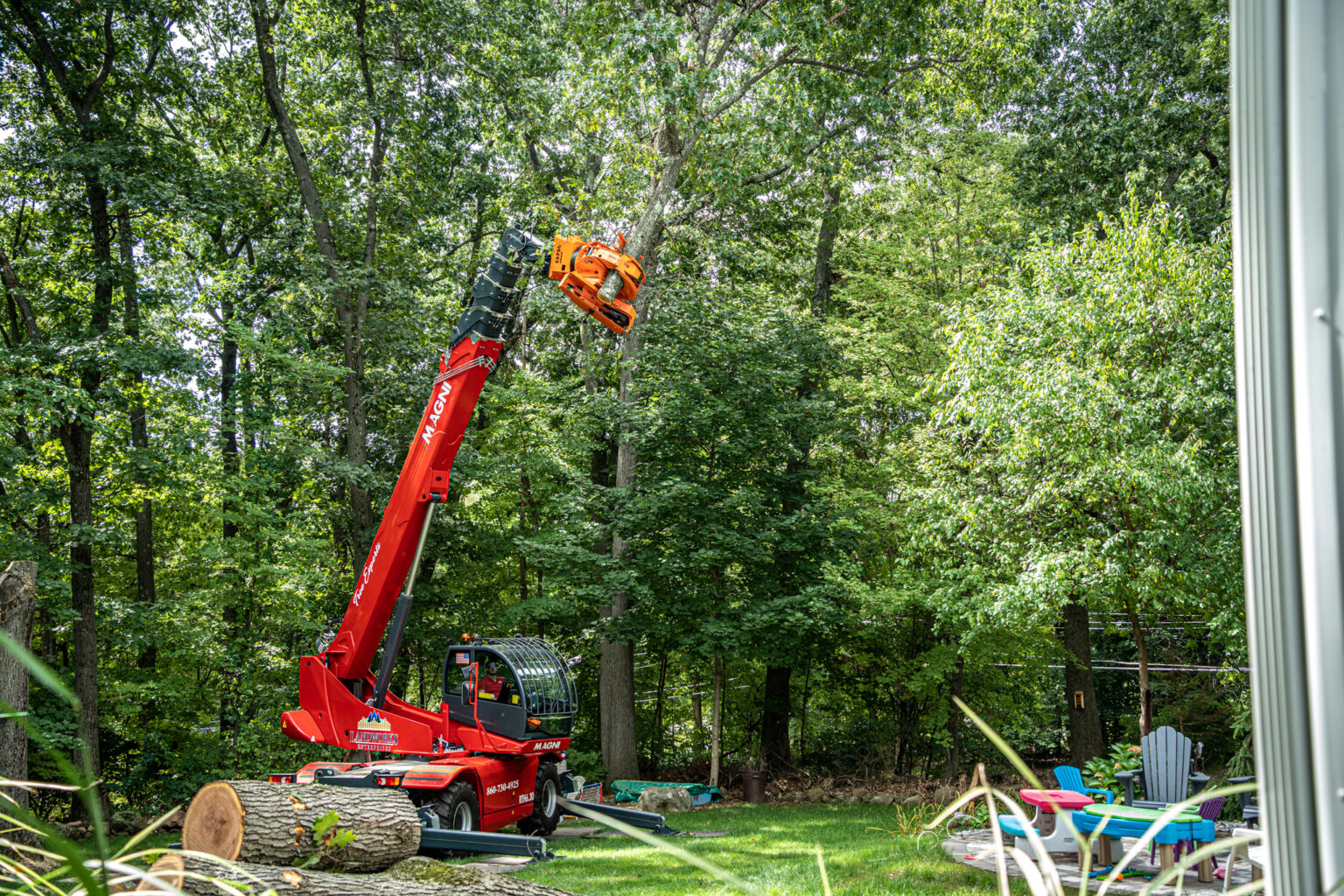 Safe tree removal with the Woodcracker® CS750 smart grapple saw ...